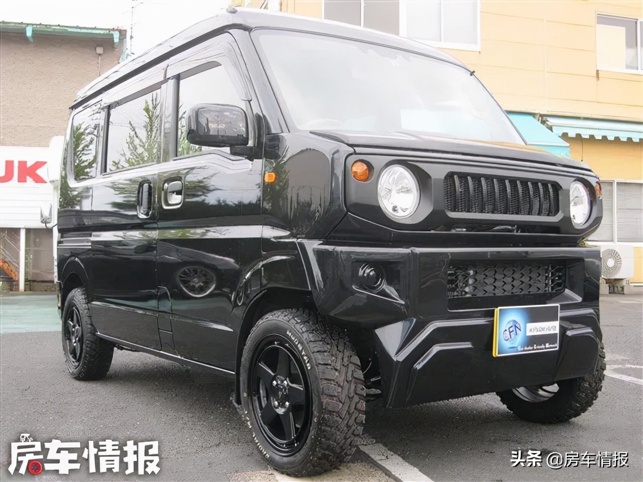 Nissan NV100 RV with four-wheel drive, with a large bed inside the mini ...