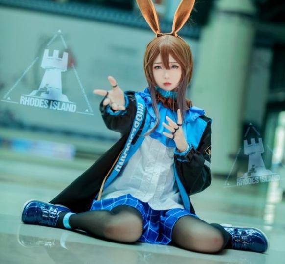 The common "duck sitting" in anime can be easily reproduced by girls ...