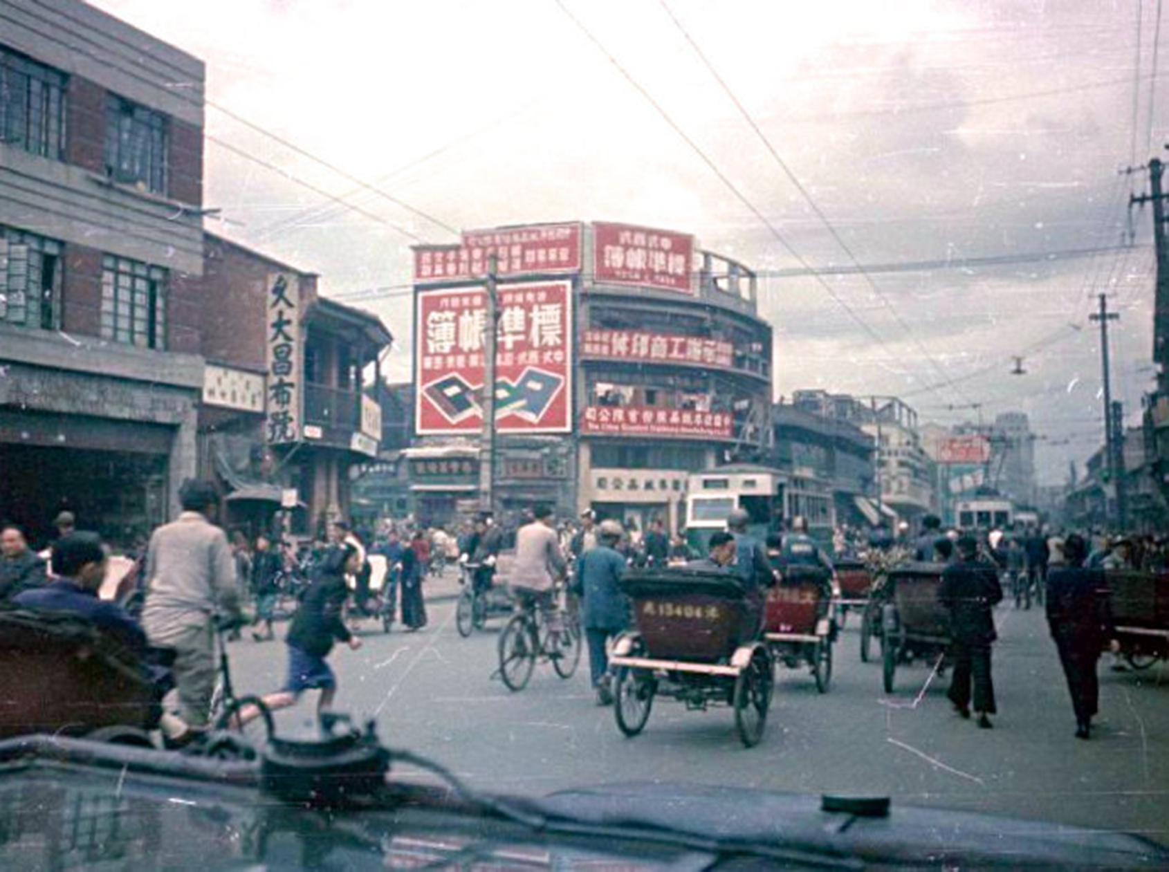 Street scene of Shanghai in the 1950s, the impression of the magic city ...