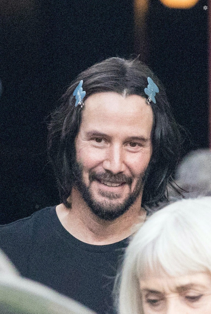 57-year-old Keanu Reeves girl is full of heart, a tough guy with a bow ...