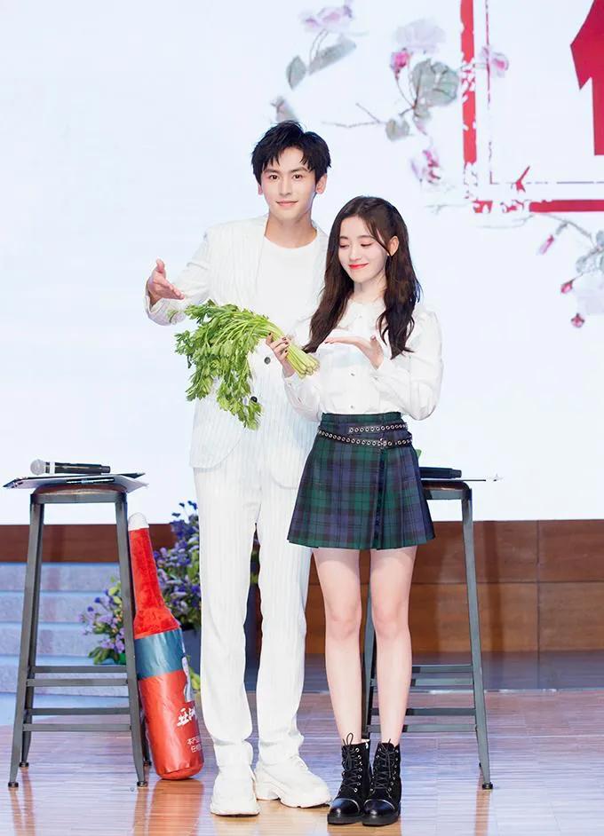 A close photo of Ju Jingyi and her friend Huo Zun and Zhang Zhehan - iNEWS