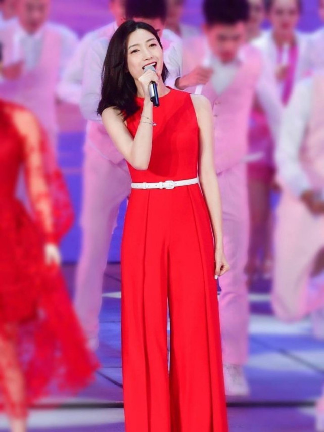 Charming red rose! Jiang Shuying's red dress on the Spring Festival ...