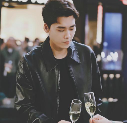 Ren Jialun, who is not a college graduate, got married at an early age ...