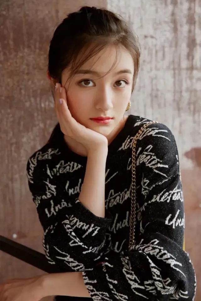 Like a flower like a jade, the young and beautiful Li Landi - iNEWS