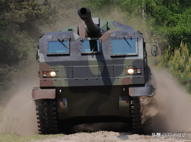 Donar 155mm self-propelled howitzer, equipment jointly developed by ...