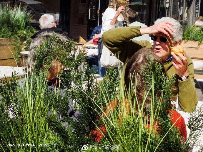 When the photographer meets the mobile phone, Martin Parr shoots daily ...