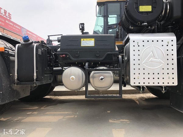 Equipped with Deutz engine, wide-body flat-floor cab, real shot of ...