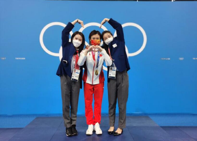 Guo Jingjing and Shi Tingmao and Wang Han take a group photo to compare ...