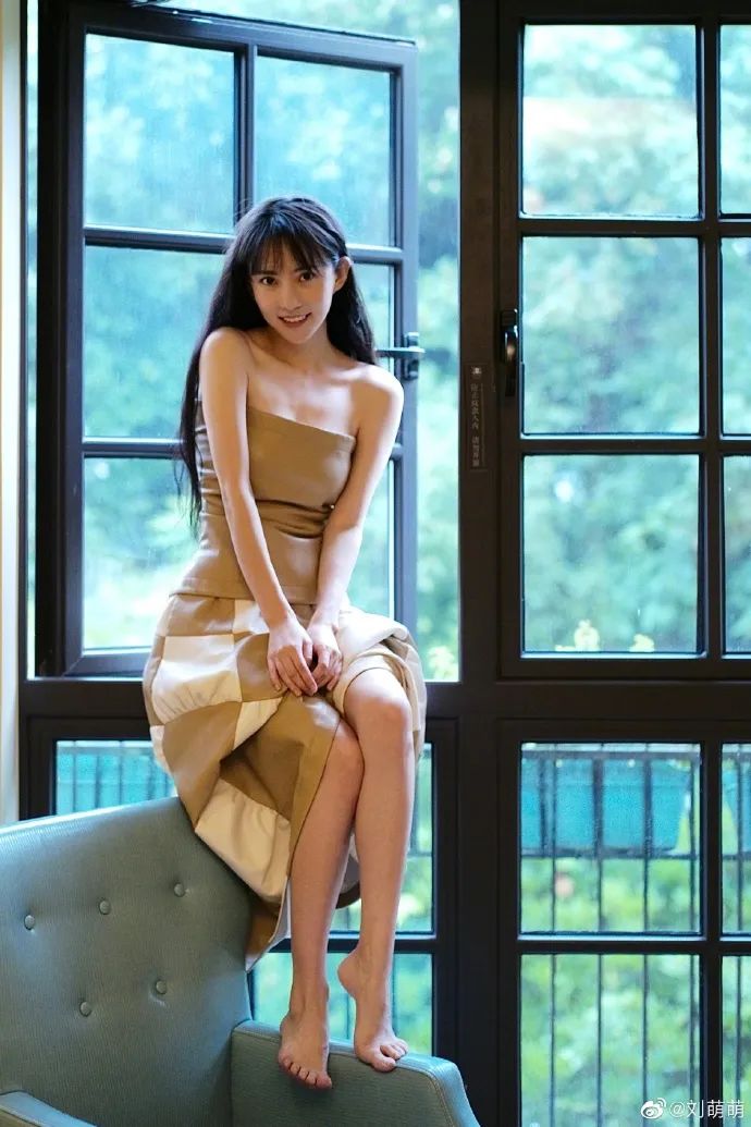 Liu Mengmeng is so beautiful in a tube top dress!Snow-skinned delicate devil figure sexy and ...