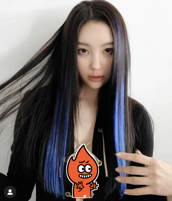 28-year-old Han's first leg is hot and scorching, wearing a suit and ...