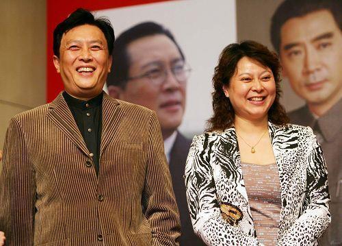 so awkward!47-year-old "Duan Fei" Li Yijuan took a group photo with ...