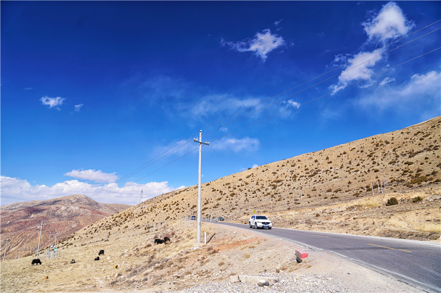 A real shot of the 72 turns of the Nu River on the Sichuan-Tibet Line ...