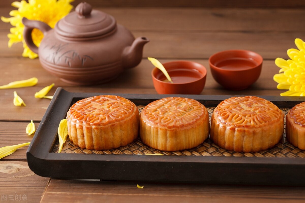 Moon cakes began in the early years of the Tang Dynasty, and in the ...