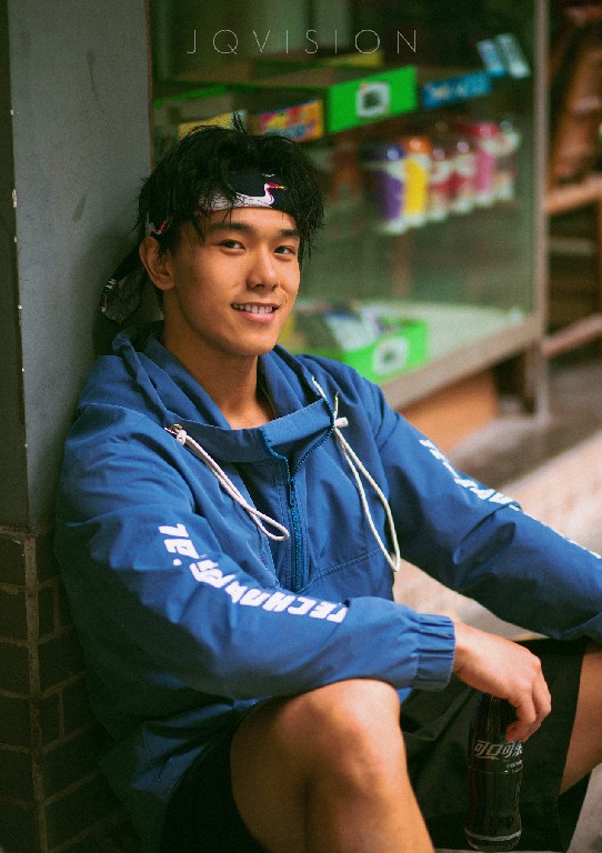 Brother Sunshine Zeng Haoran: Have a nice day alone - iNEWS