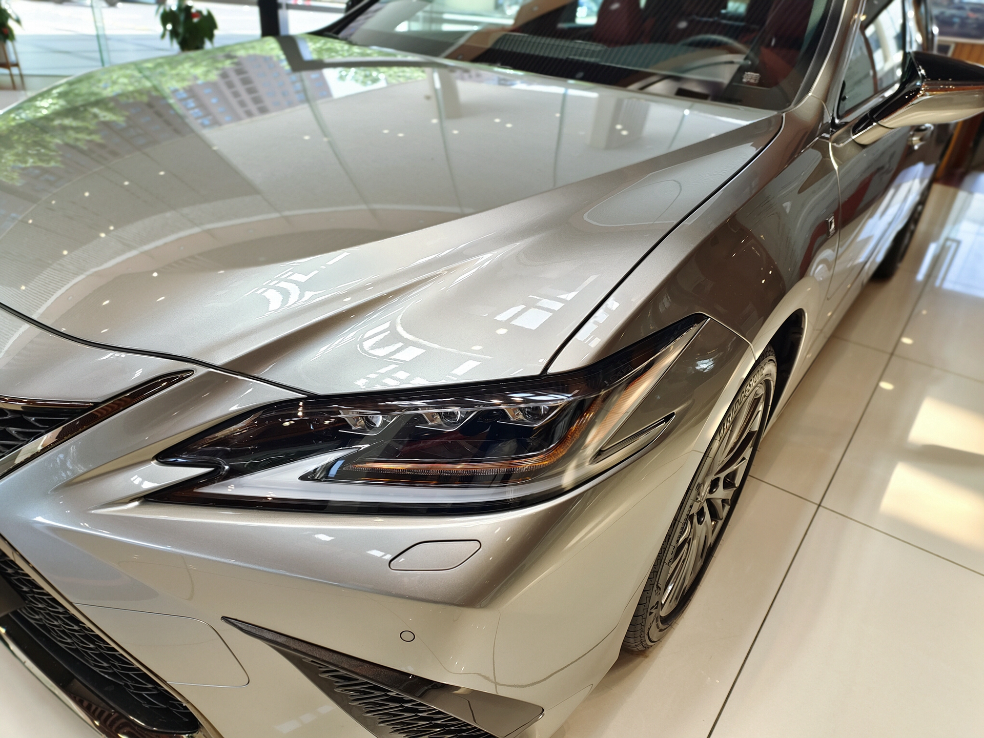 Radical appearance, greasy heart, Lexus ES to the store to shoot nearly ...