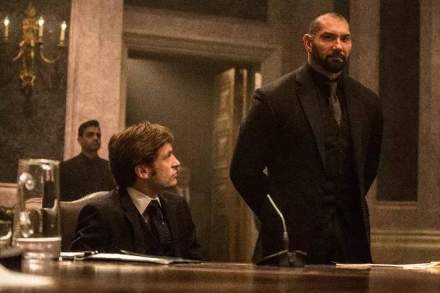 The movie "007: Ghost Party" Bond calmly and calmly fights the plane ...