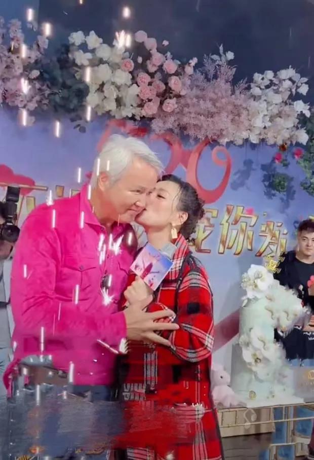 Zhang Ting braved the rain to celebrate the birthday of her 61-year-old ...