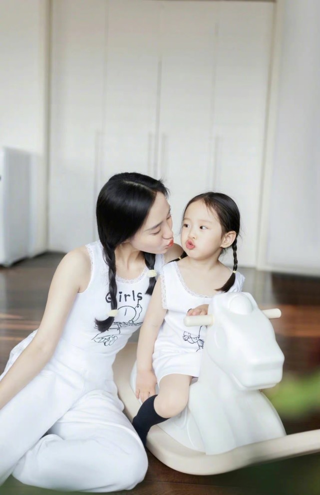 Wang Zhi took his 3-year-old daughter for a photo shoot. She wore a ...