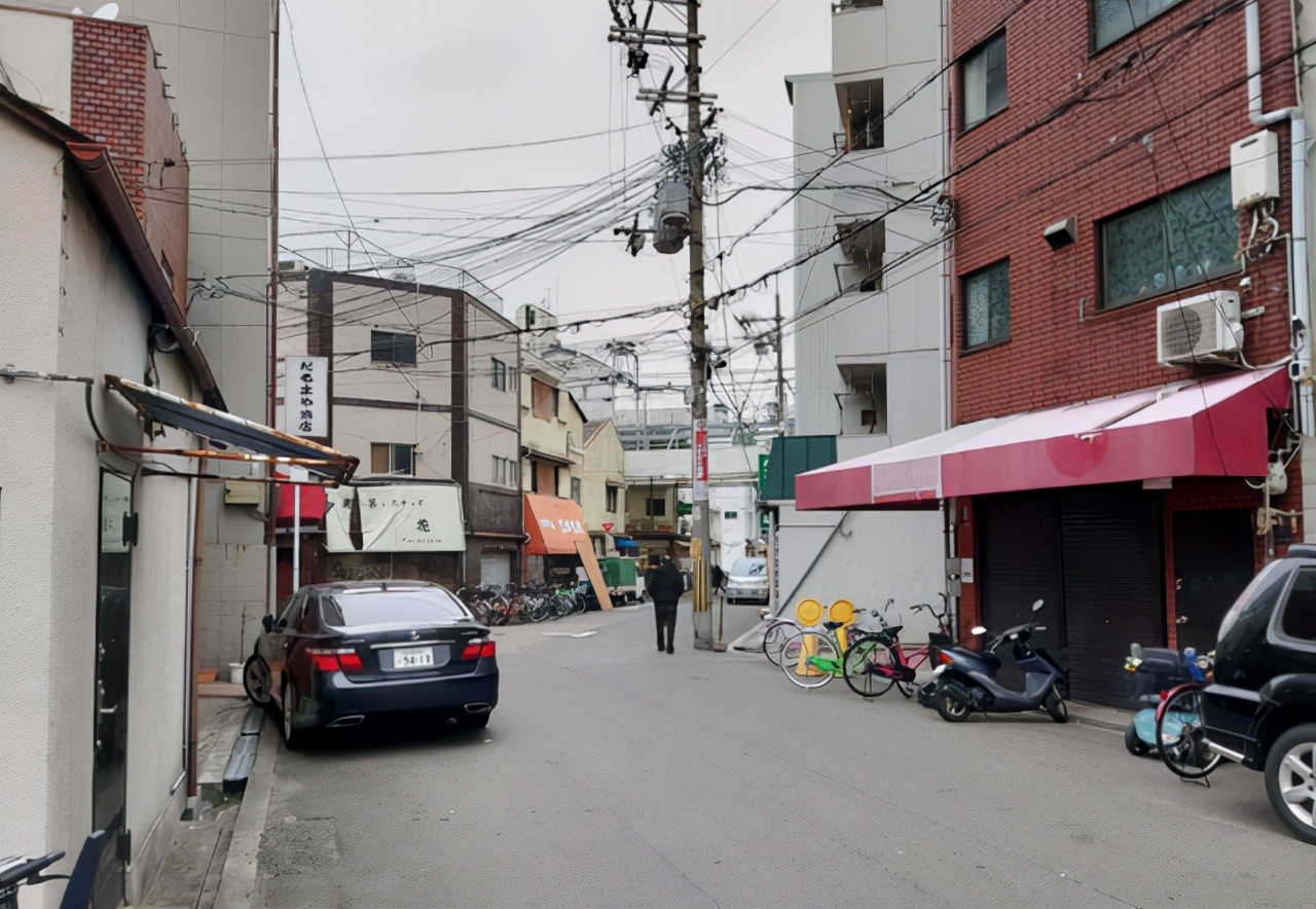 The bustling streets of Japan, but the biggest slums hide, let's take a ...