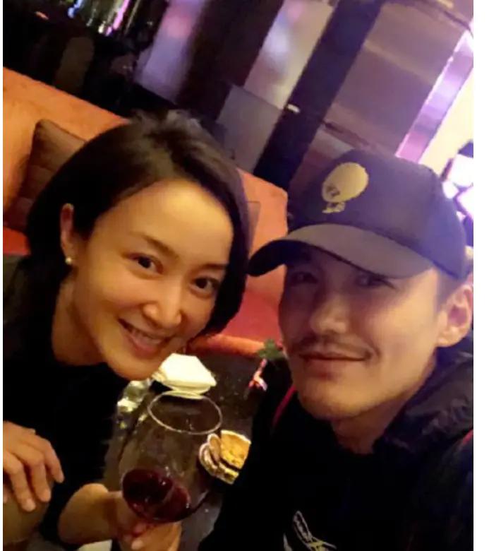 Hu Bing and Zhao Ziqi officially announced marriage?The two held their ...