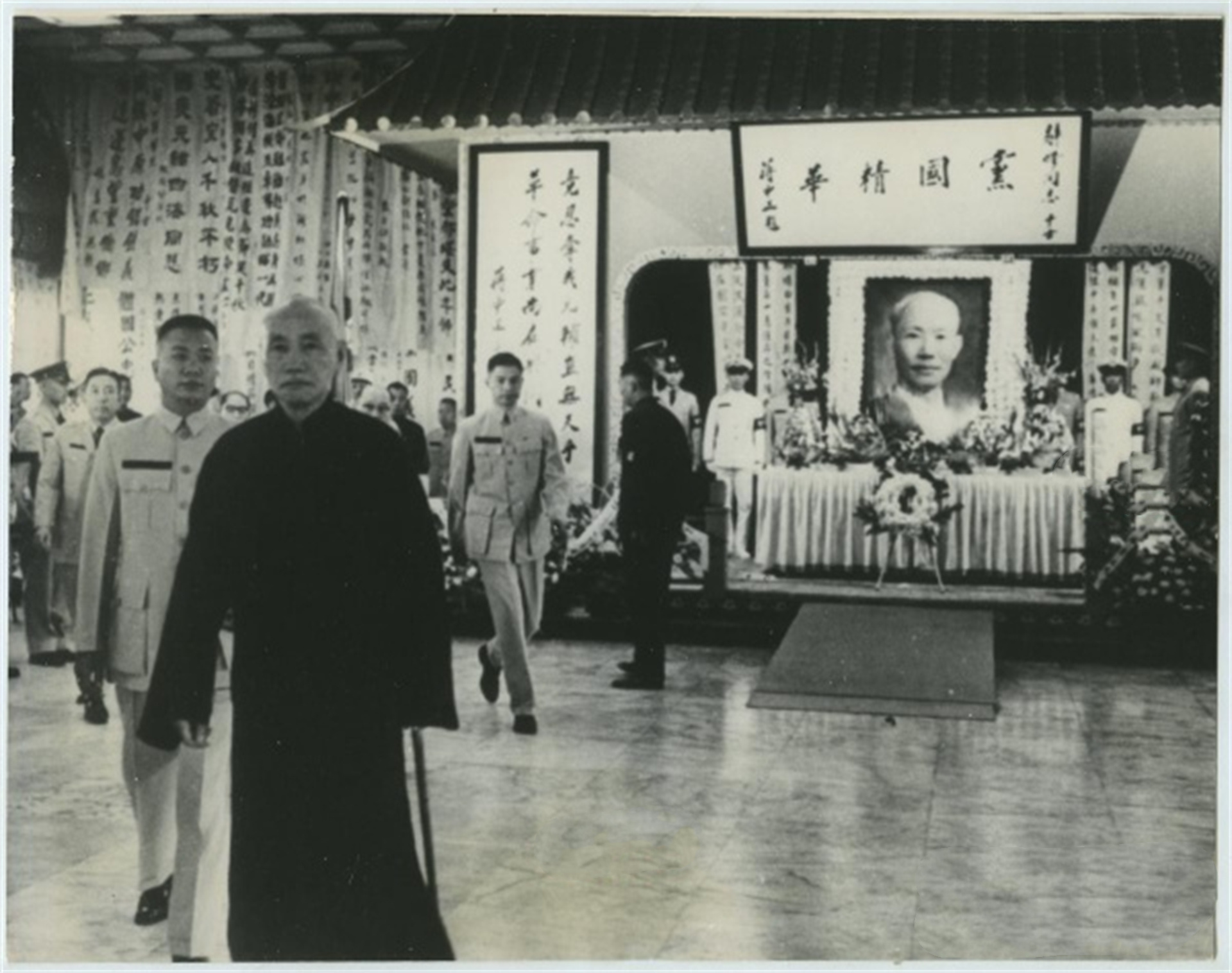 In 1965, before his death, Chen Cheng called his son to leave a long ...