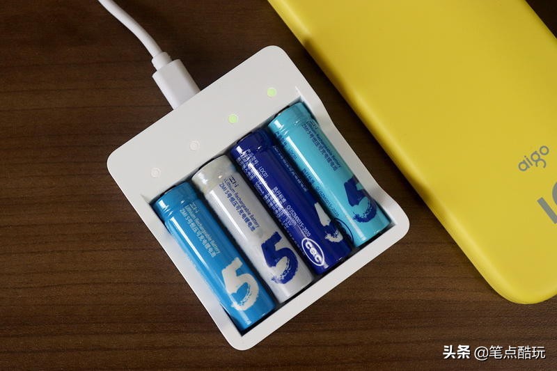 Carbon batteries must be used for quartz clocks?First identify the true ...