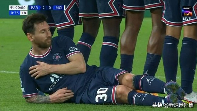 This scene is too dramatic: Messi lying on the grass to prevent the ...