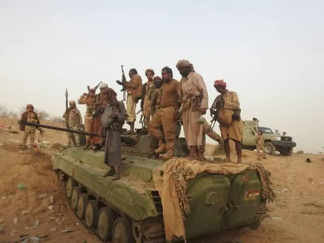 Live shots!Houthi armed forces sitting on pickups, carrying AKs ...