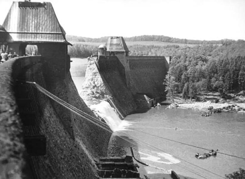 The pilots desperately blew up the dam, 130 million tons of flood water ...