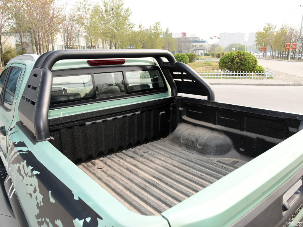 The car is more than 2 meters wide, with a Nissan engine, and ZTE's ...
