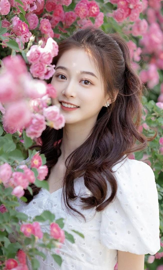 The leading recitation girl Feng Lin is on fire. She wears a little ...