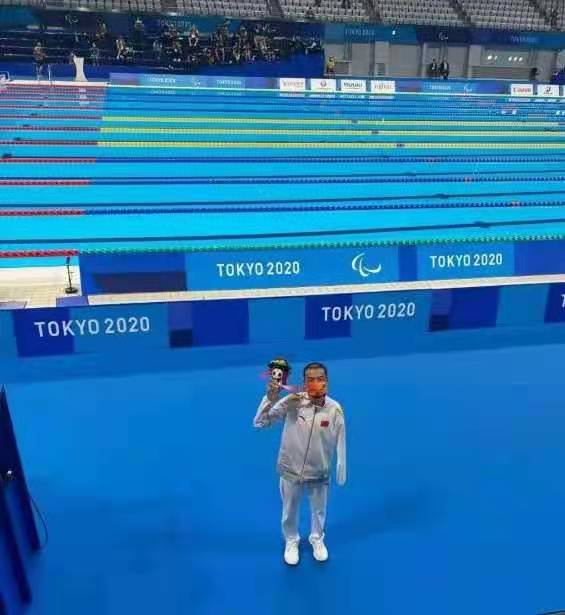 Qi Jue·Song of Tokyo Paralympic Swimming Pool Winning Bronze Medal in Linzhang Boy Liu Fengqi ...