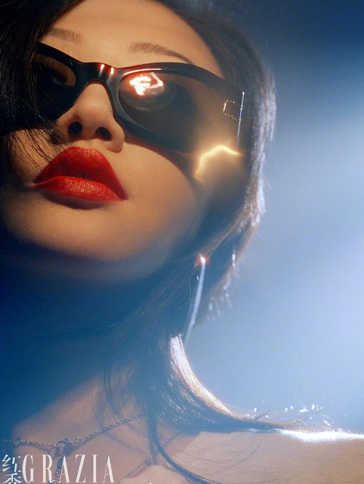 Have you seen the lustful "Jing Tian"?Wearing a see-through leopard ...