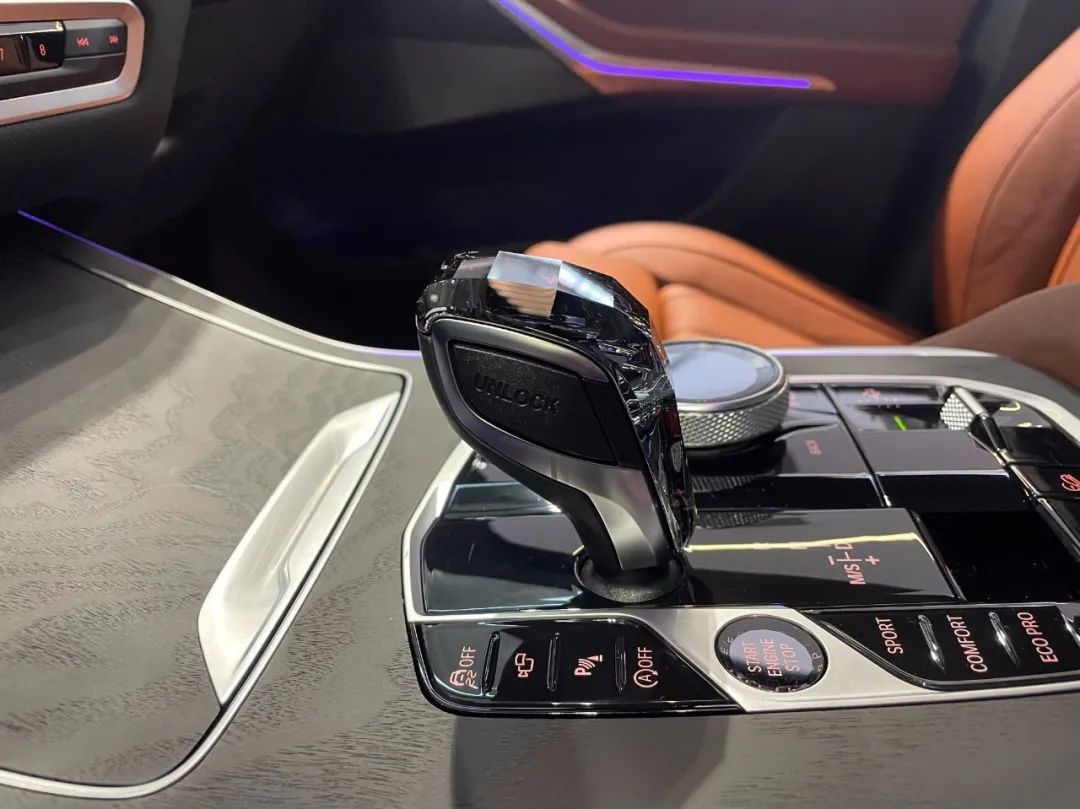 "BMW Crystal Gear Lever", beautiful! - iNEWS