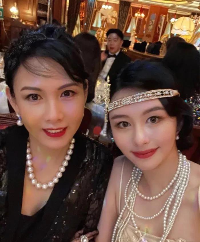 Qiu Shuzhen and her daughter are 36 years old when they go shopping ...