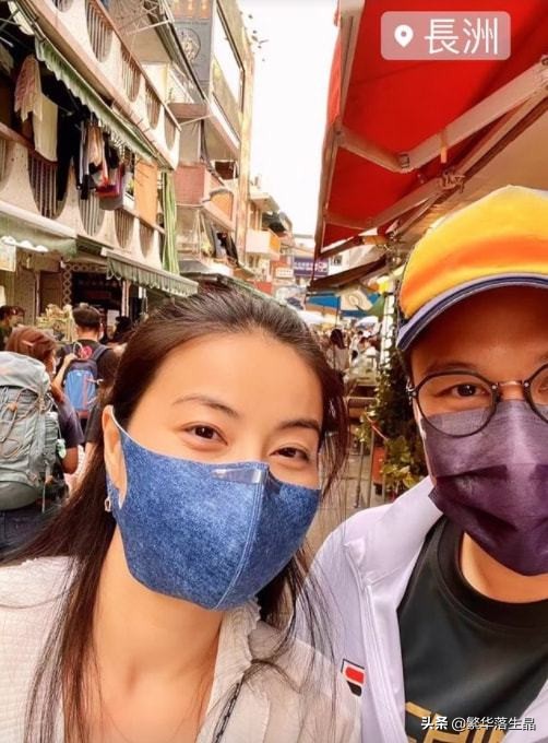 Guo Jingjing and Huo Qigang are on a date at a roadside stall. They ...