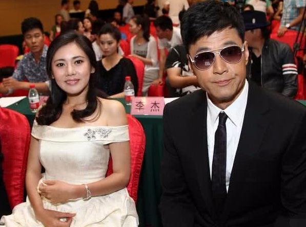 Yu Rongguang, with a net worth of over 100 million, never abandons his "ugly wife", and ...