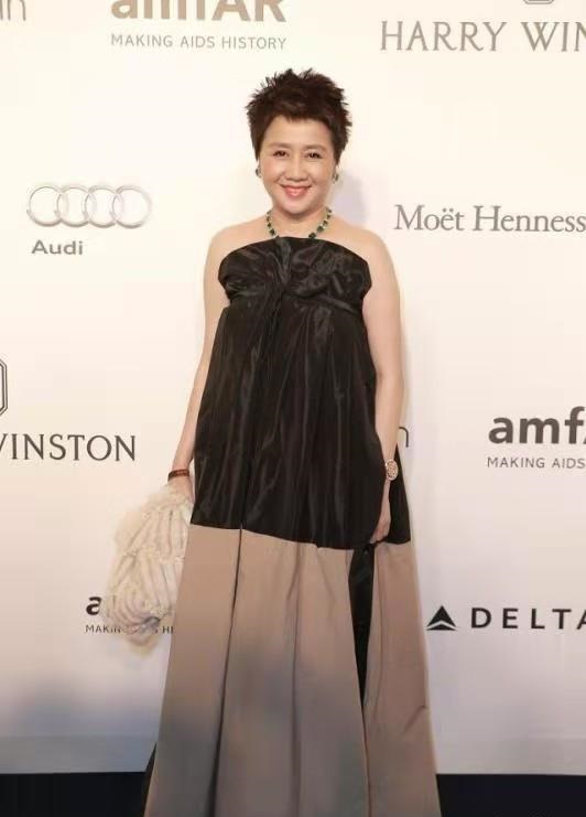 The gambling king four Tai Liang Anqi really is 60 years old? Wearing a ...