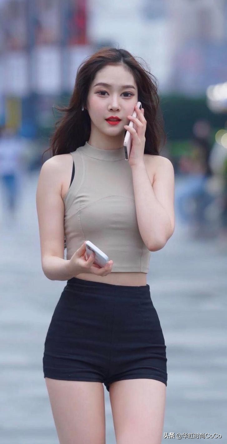 Fashion street shooting, lively and cute young lady does not lose the ...