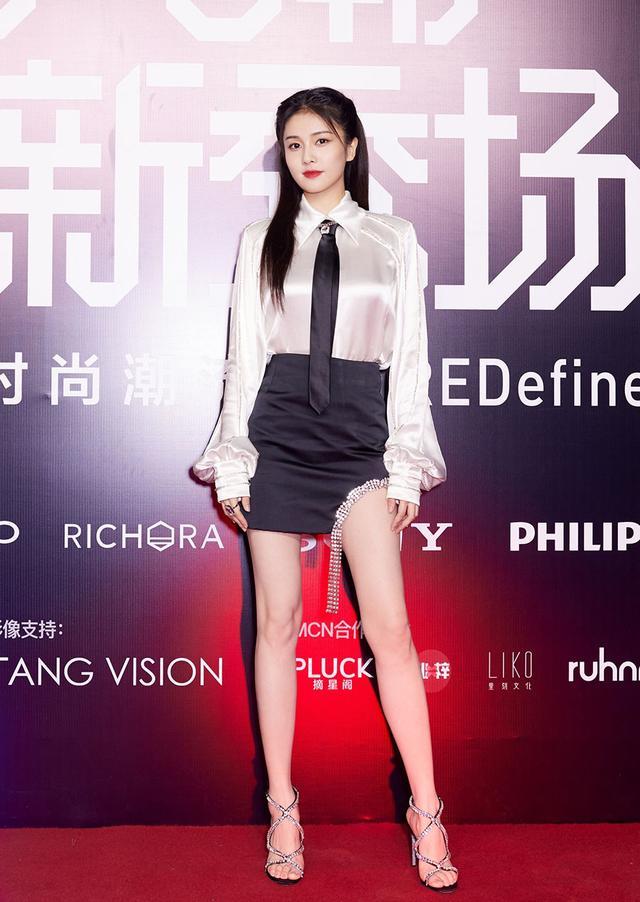 Bai Lu knows how to "grab the camera", wearing a short skirt and ...
