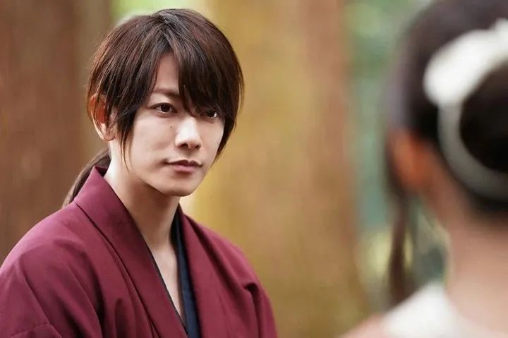 To practice real kung fu for filming practice, Ken Sato performed sword ...