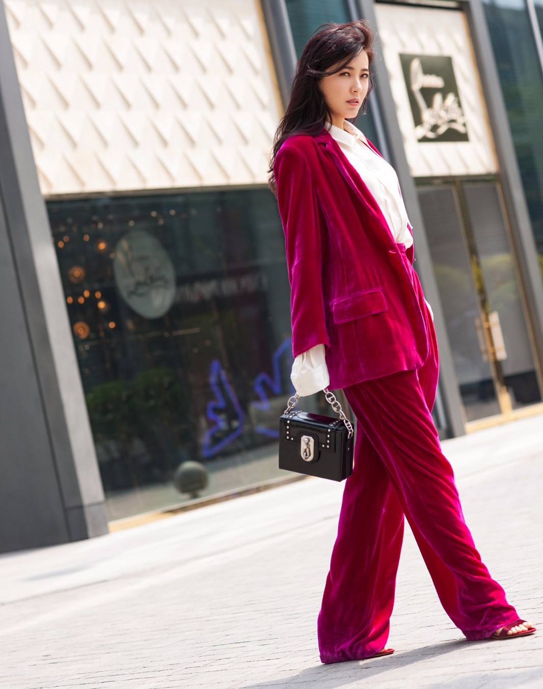 Zeng Li wears a rose red velvet casual suit with a white shirt, exuding ...