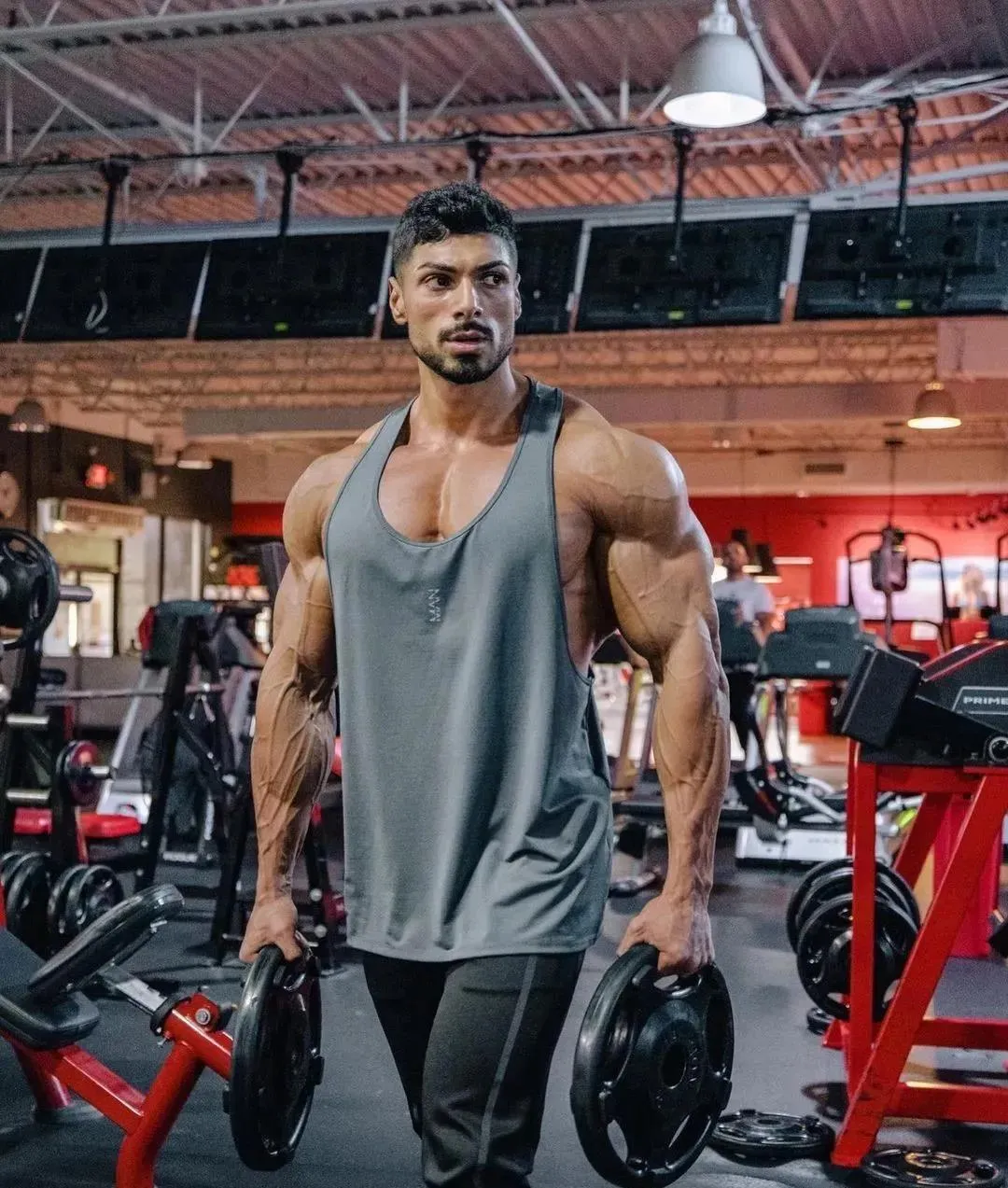 The 56-year-old uncle has the same figure as the 20-year-old boy, and ...