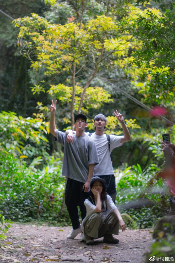 All Stars Fancy Business Free August!Yang Yang takes a selfie with ...