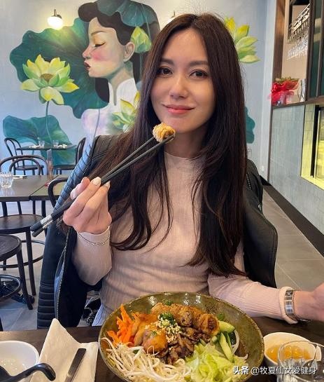 Guo Feili, 49, is still slender and slender. Netizen: As expected of ...