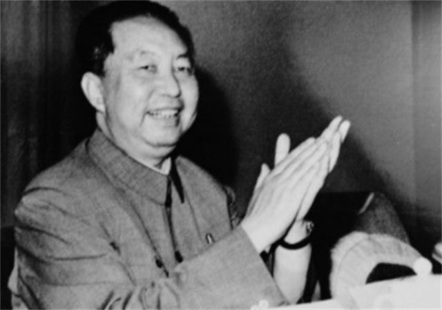 In 1976, Hua Guofeng was receiving foreign guests. A phone call made ...