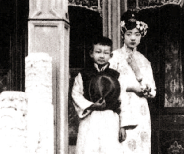 The life of "Queen Wanrong": addicted to opium and waited for the child ...
