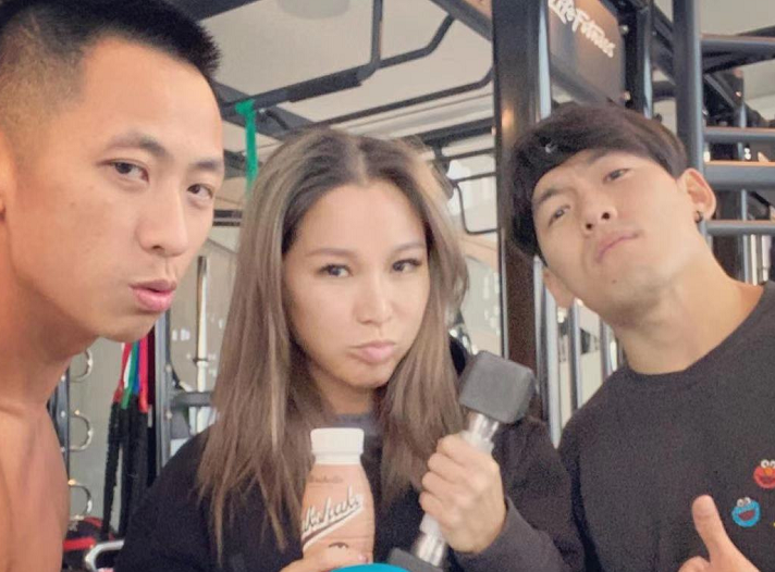 The latest photos of Mrs. Xi Mi have been exposed, and two hunks are ...