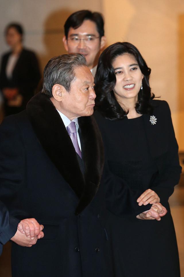 "Samsung Princess" Li Fu is so elegant, he is also charming when he is ...