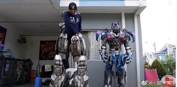 "Megatron" in Universal Studios Beijing is played by a real person, and ...